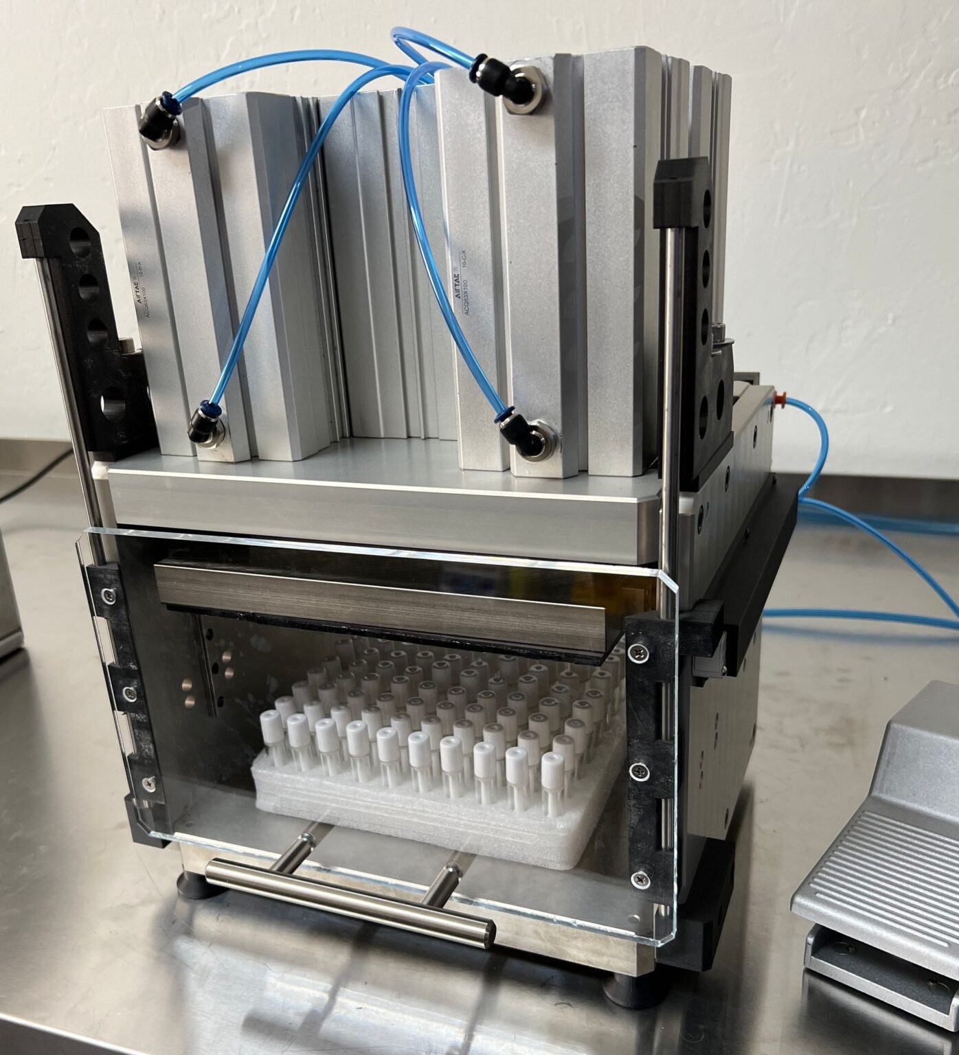 Credence CCS-1000P pneumatic press capping system